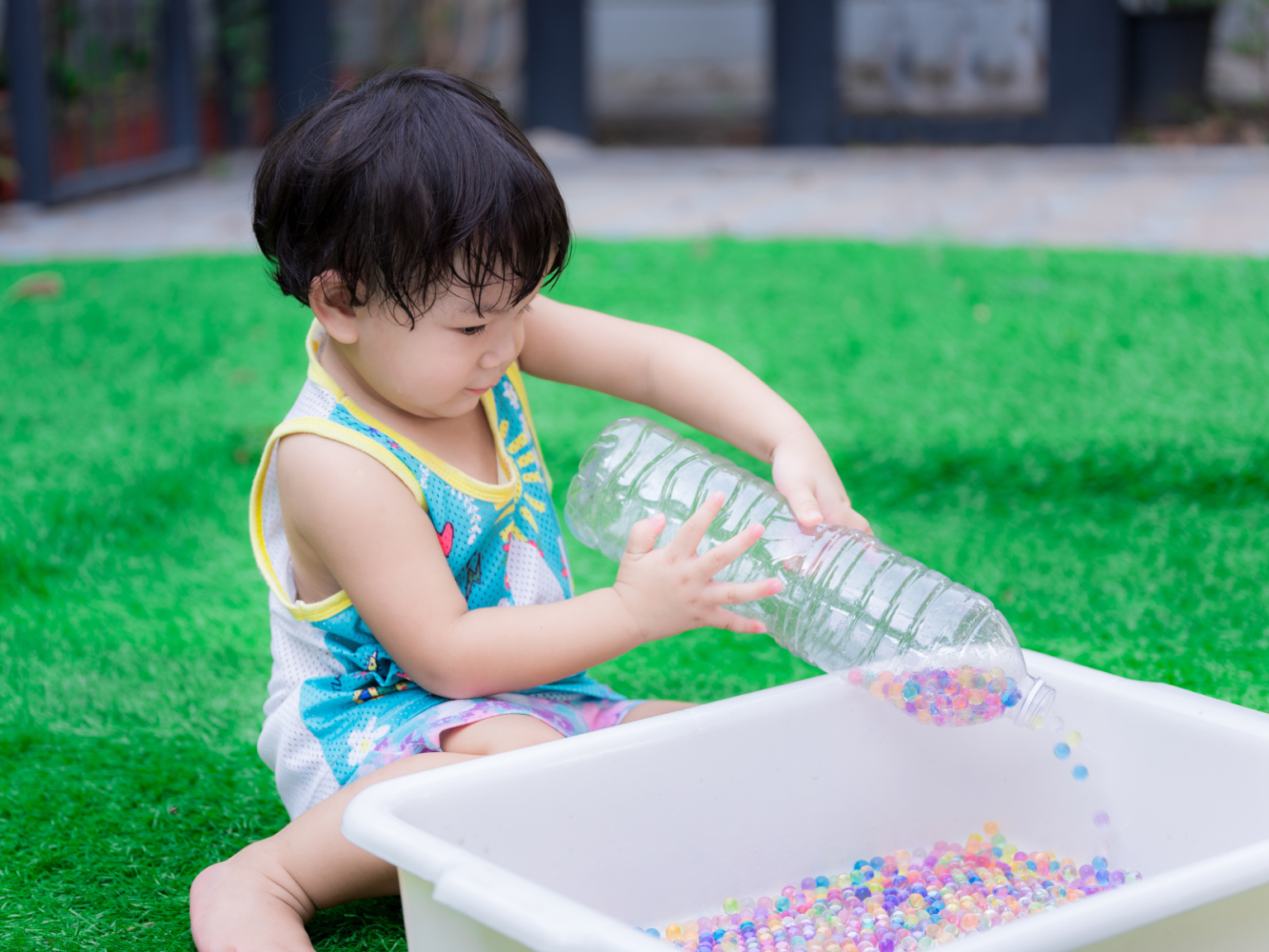 5 Permainan Air untuk Melatih Sensorik dan Motorik Anak - The Good Parent